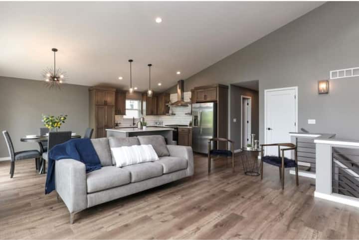 Suburban Contemporary Castle - Queen 004 - Iowa City, IA