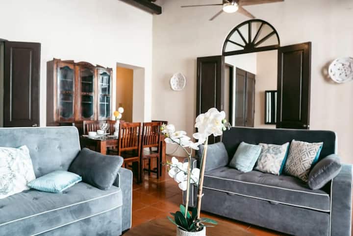 Colonial Style Grand Private Apt! 206 Cristo Apt 2 - Levittown