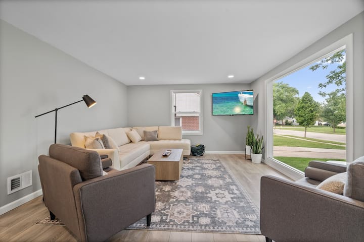 Titletown Stay! Modern Updates - 6 Beds - Green Bay