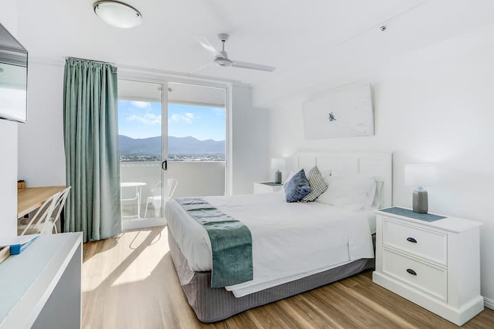 Cairns Central Getaway: A Sleek City Studio - Cairns