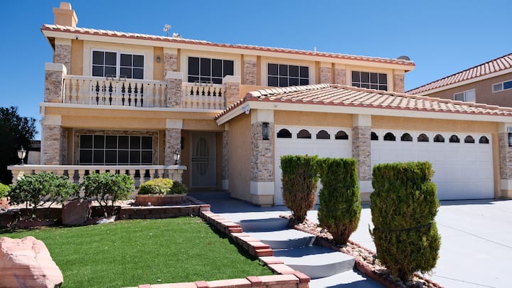 Modern Luxury Retreat Near Las Vegas Strip/airport - Henderson, NV