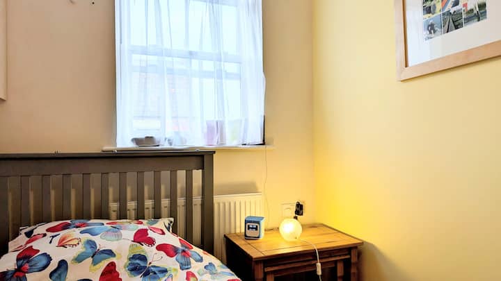 Room In 'The Nook', Glastonbury - Glastonbury