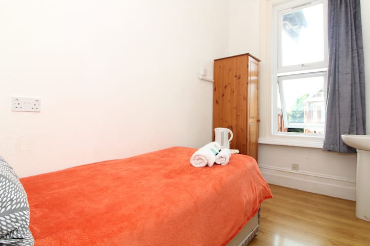 Pebbles Guest House Room 19 - Southampton