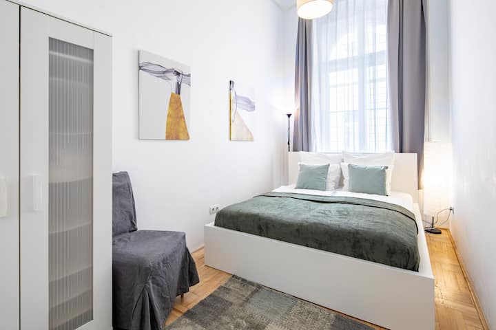 3-bedroom Stylish Apt On Andrassy Avenue - Budapest
