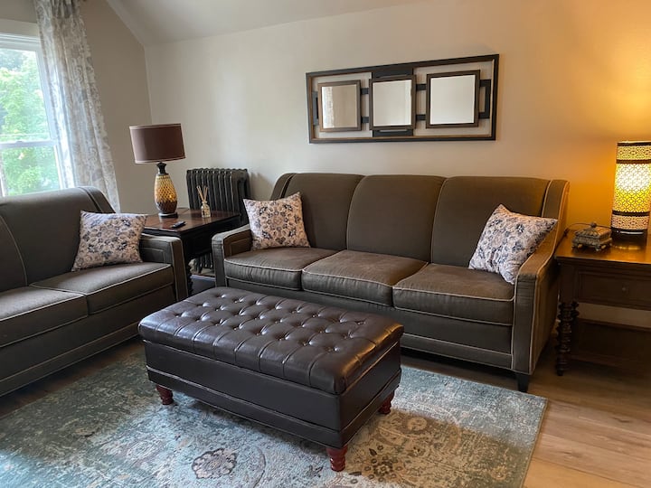 Small Town Apartment, Short Walk To Downtown - Hartford, WI