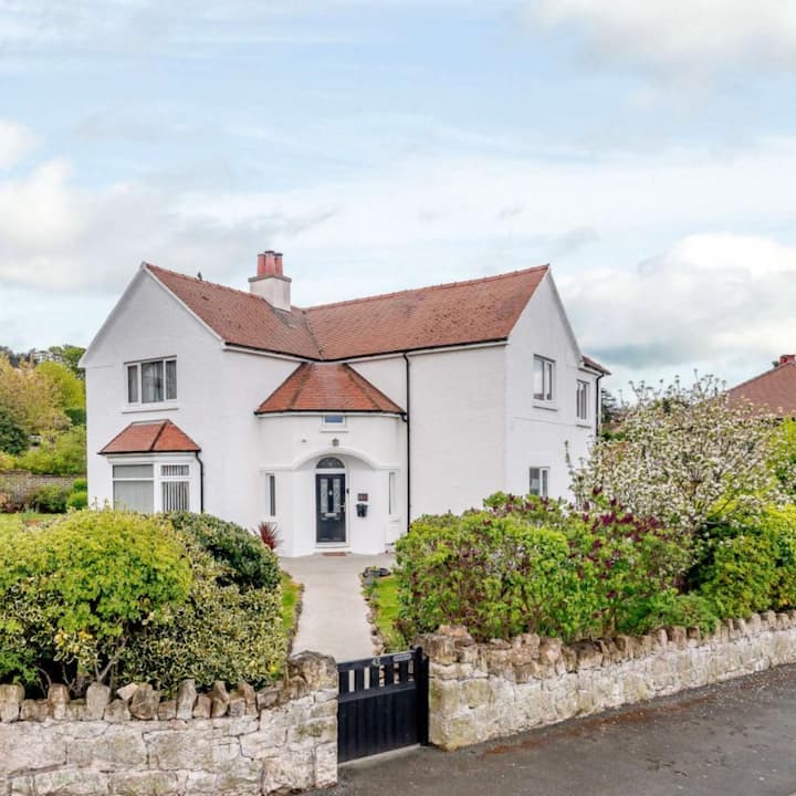 New: Luxury Cottage Sleeping 8 W/ Hot Tub - Llandudno
