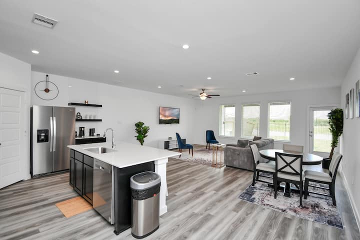 Stylish Lakeside ~ Hot Tub ~ 4 Beds| Near Downtown - Houston, TX