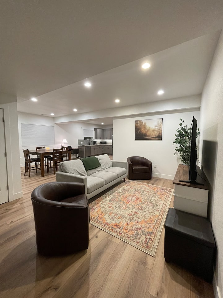 Brand New Basement Apt - Mins From Trails - Colorado Springs
