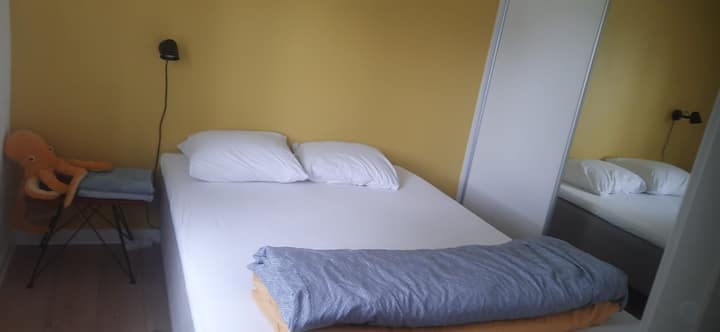 Bright Room With Large Wardrobe - Odense