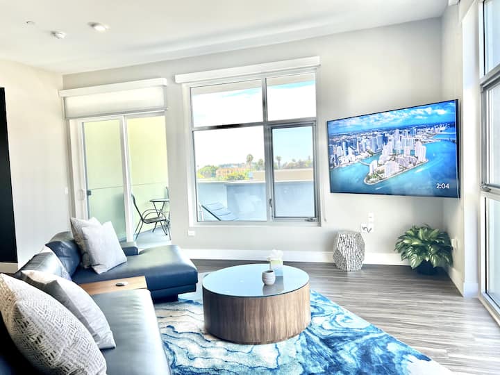 Bright+airy New 2-bedroom Hollywood Condo +Balcony - Hollywood, CA