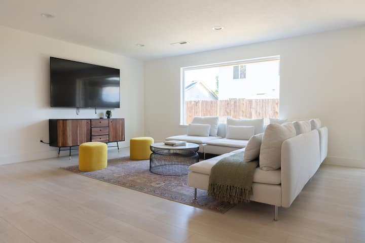 Private Theater & Golf Retreat! - Portland