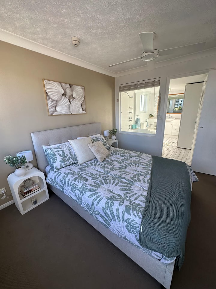 One-bedroom Beachside Apartment - Broadbeach