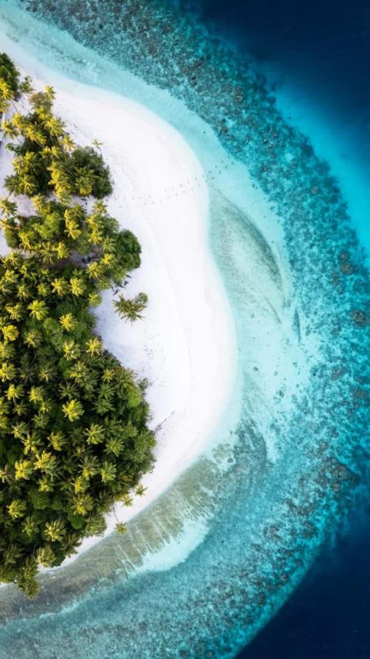 Beachfront 3-bedroom Villa - 3.5 Hours From Male - Malé