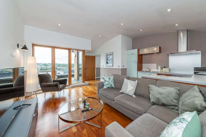 Newly Built Top-floor Flat With Private Terrace - Reading