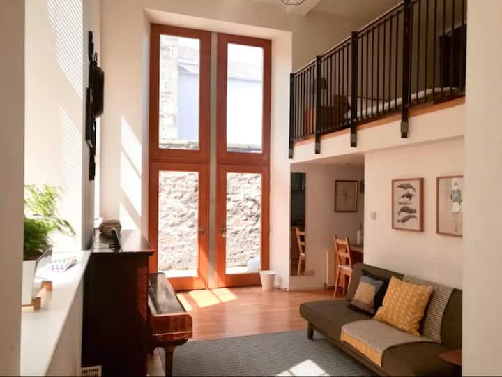 Central Mezzanine Apartment In Historic School - Edinburgh