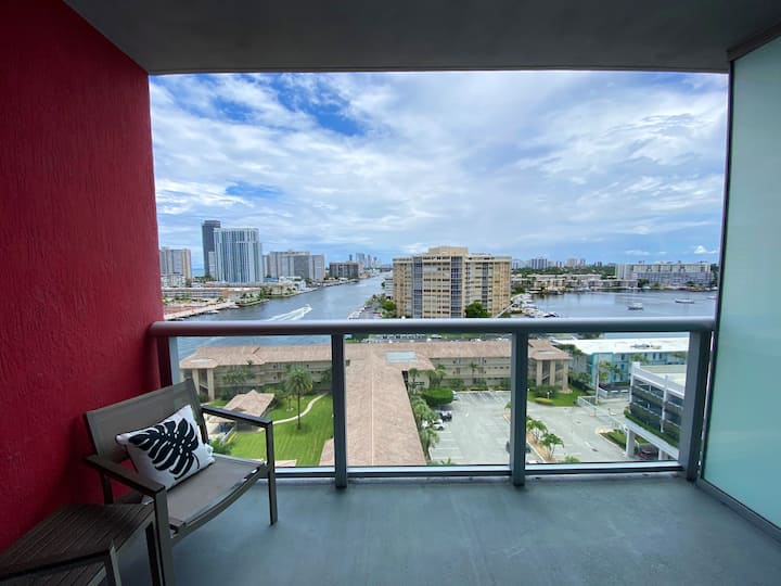 Miami! Apt With Dock, Pool & Beach - Hallandale, FL