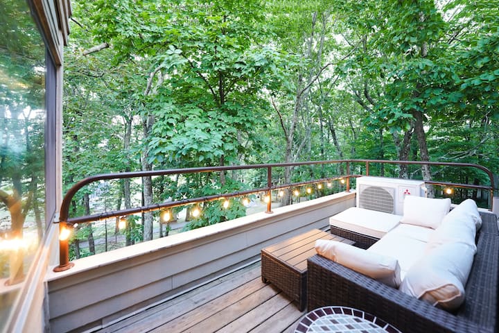 Among The Trees: Trails+tastings+relaxation Hub - Wintergreen, VA