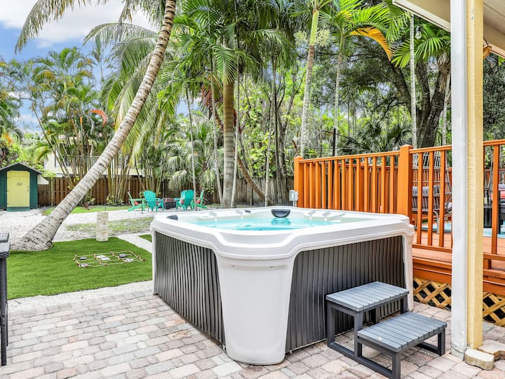 Luxury Naples Getaway: Mini Golf & Hot Tub - Naples, FL