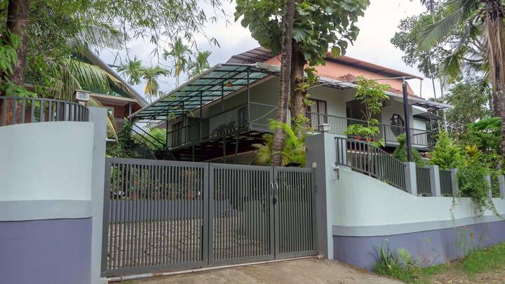 Nest Hawk | Cozy 1bhk With Balcony 2- 4 Adults - Kerala