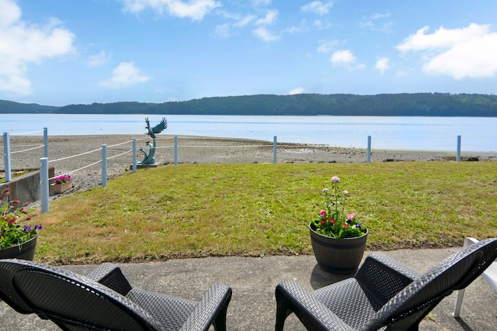 The Little Red Beach House - Hoodsport, WA