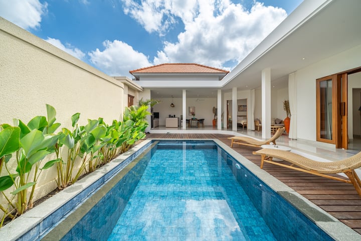 Brand New Private Villa, Huge Pool, Beach Access - Seminyak