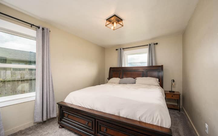 A Very Simply Furnished Room. - Mount Vernon, WA