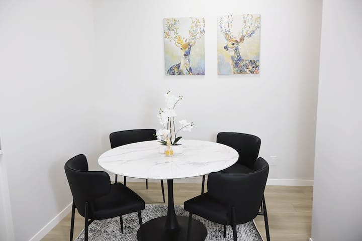 Near The Airport, Brand New 2-bedroom Guest Suite. - Calgary