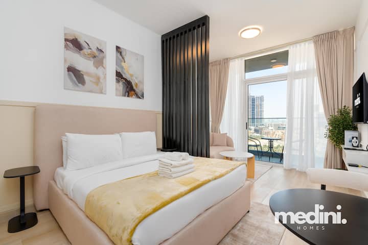 High Speed Wifi · Pool & Smart Tv · Cozy Studio - Dubai
