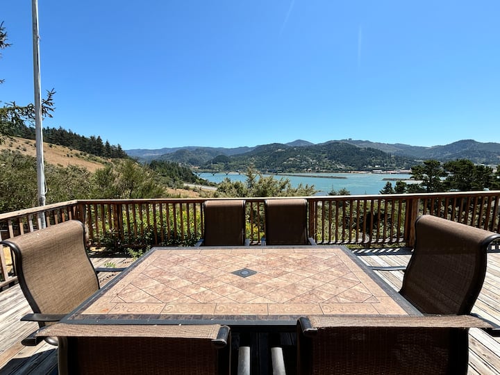 River & Ocean Views! Large Family Sized Home - Gold Beach, OR