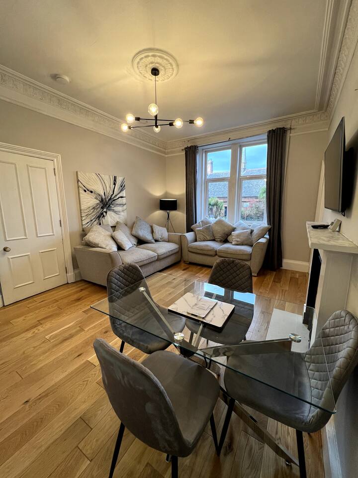 Main Door, 3 Bed, Renovated Flat - Edimburgo