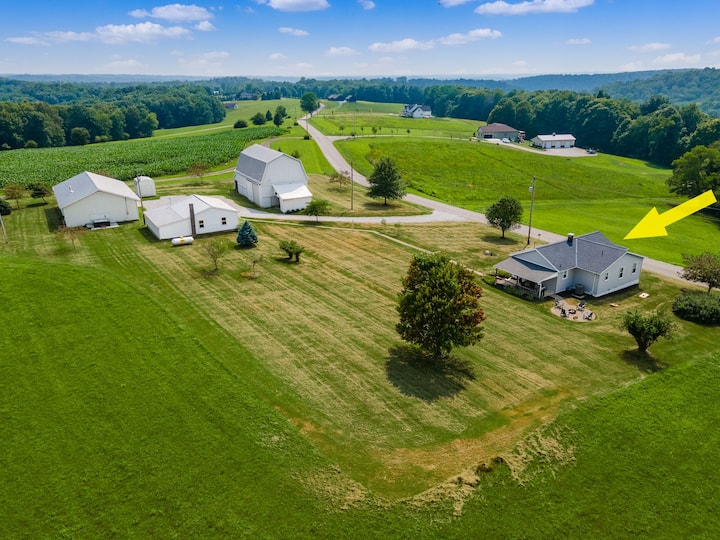 Sugar Grove Farmhouse - Hocking Hills! - Hot Tub! - Lancaster, OH
