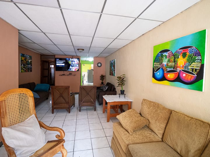 Amplia Casa Para Grupos En Zona Segura Y Familiar - Managua