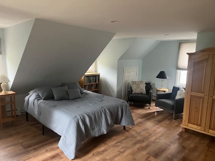 Spacious Suite Above Garage - Fairfield, CT