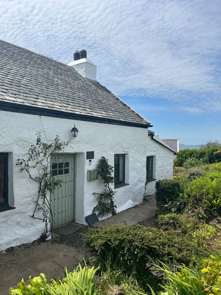 Cottage With Hot Tub & Sea View
3 Bedrooms, 4 Beds - Aberdaron