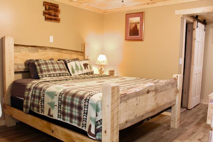 Cozy Adirondack Retreat With Jacuzzi & Fireplace - Lake George, NY