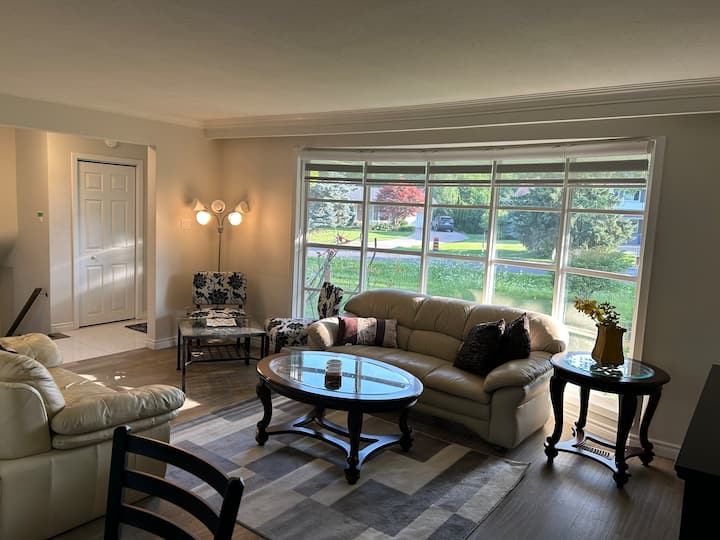 Lakeshore Luxury Oakville Home - Oakville