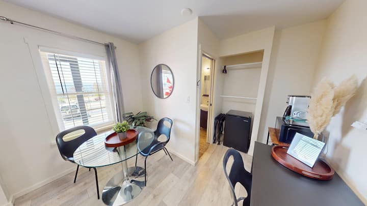 Douglas Suite #6 With King Bed & Air Conditioning! - Powell River