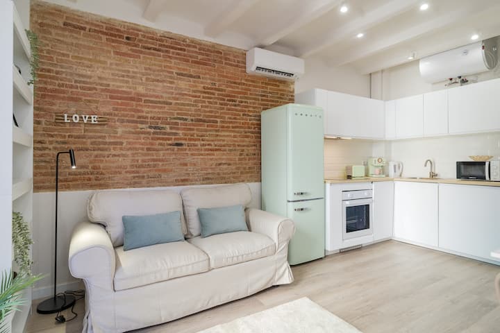 Newly Renovated 2-bedroom Apt. - Barcelona