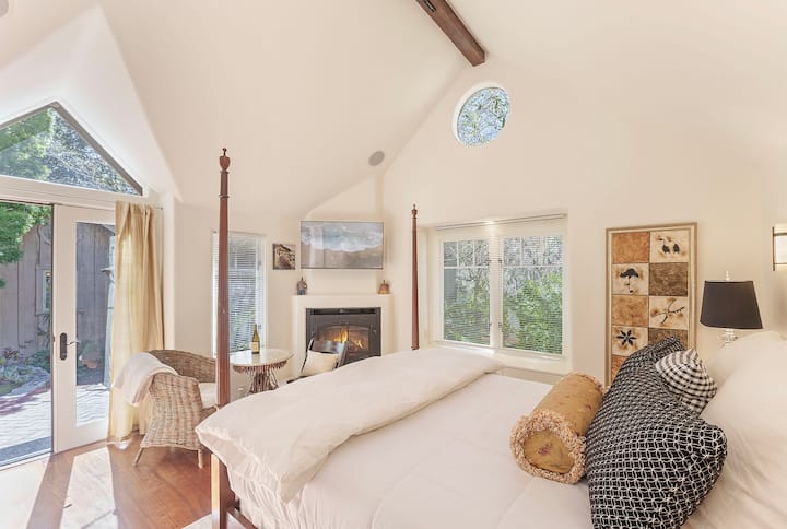 Cozy Carmel-by-the-sea Cottage - Carmel-by-the-Sea, CA