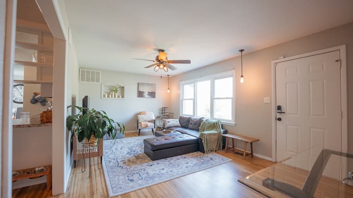 Stylish, Cozy & Centrally Located Home In Wichita! - Wichita, KS