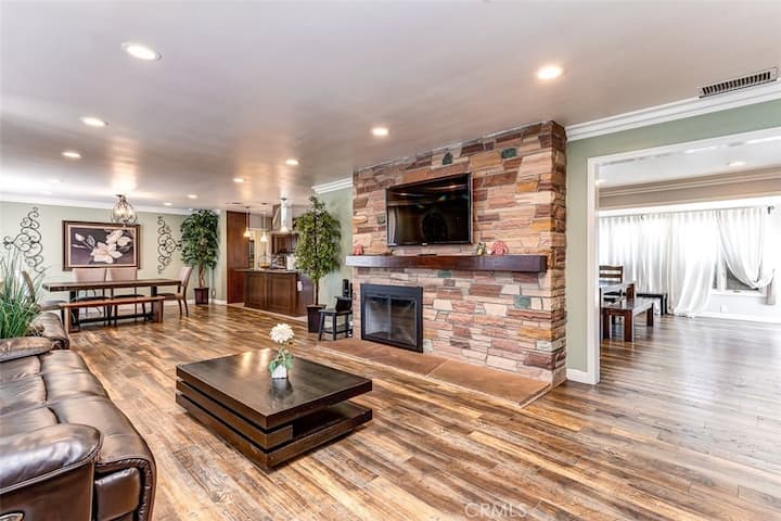 Disneyland Walking Distance 5 Bedroom Home W/pool - Anaheim