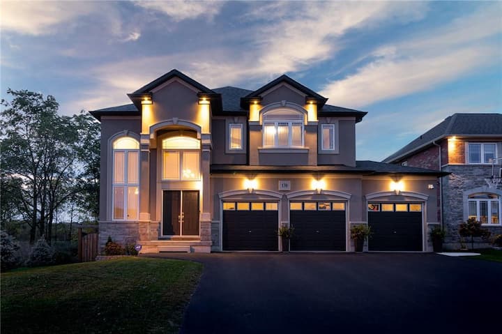 Luxury Oasis Retreat | Heated Pool | Family Escape - Hamilton