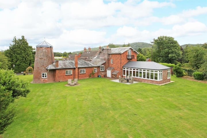 Historic 17th Century Wheat Mill - 英國