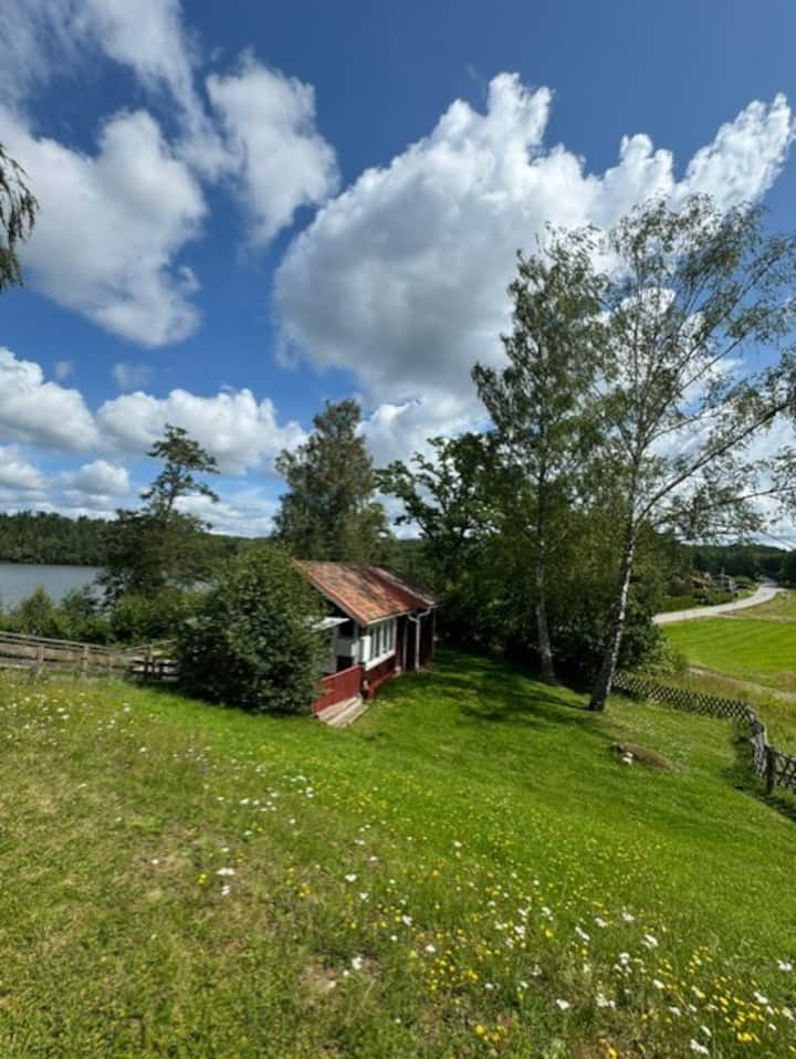Idyllisk Stuga Vid Sjön, En Oas Av Lugn Och Ro! - Åtvidaberg