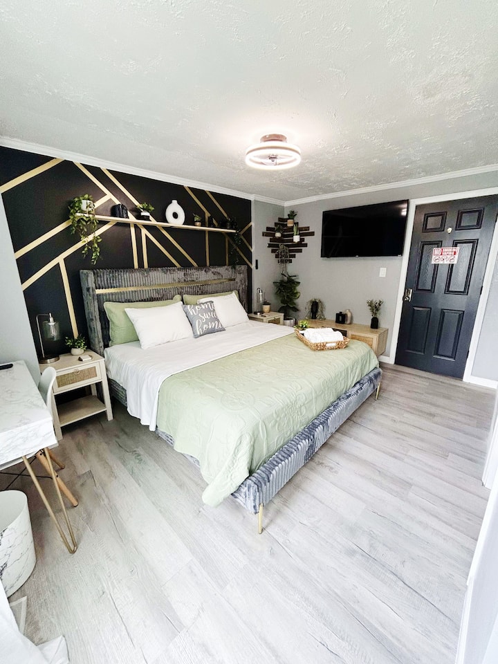 Modern Boho Retreat W/privbath/kbed/fridge/tv/wifi - Hickory, NC