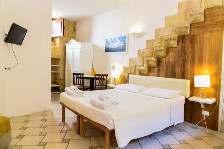 Cozy Tipycal Studio With Kitchenette In The Center - Lecce