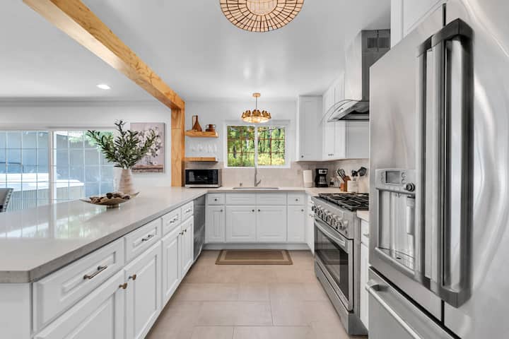 Stylish Single-story 3bd/3ba Home With A Hot Tub - Thousand Oaks, CA