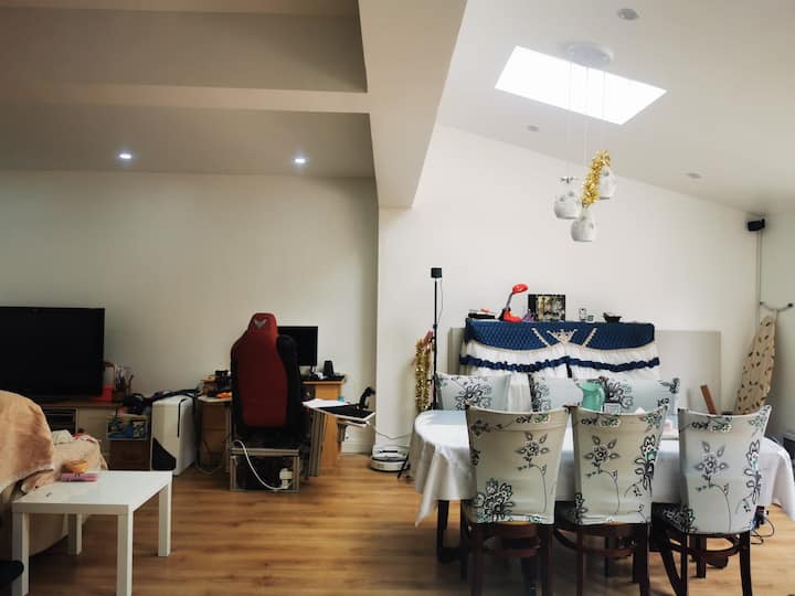 Large Room In Modern House - Kingston upon Thames