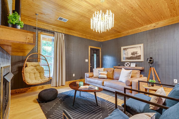 Hawksbill Getaway: Hot Tub, Movie-fun Shed, Fenced - Stanley, VA