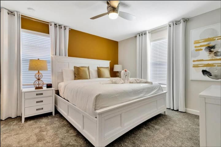 8. Room In Luxurious Resort Mansion Near Disney! - Kissimmee, FL